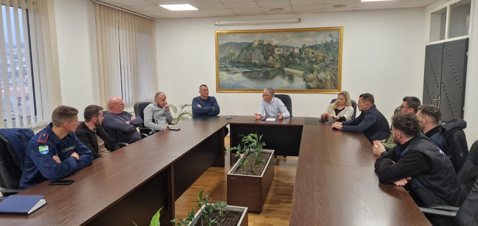 U KABINETU GRADONAČELNIKA BOSANSKE KRUPE UPRILIČEN PRIJEM ZA ČLANOVE SLUŽBE ZA SPAŠAVANJE NA ...
